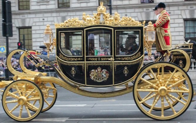 Rainha estreia carruagem na Abertura do Parlamento